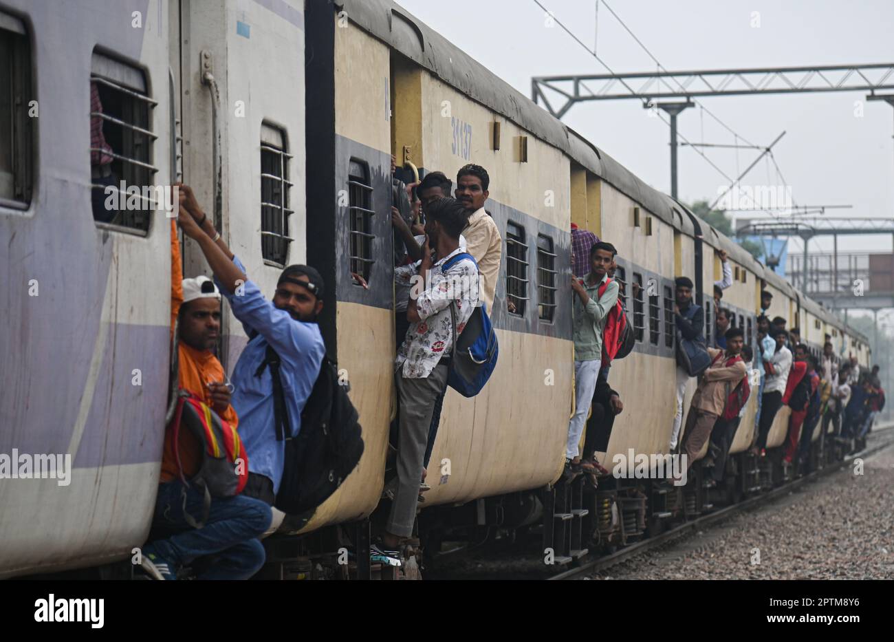 Overcrowded train delhi india hi-res stock photography and images - Alamy