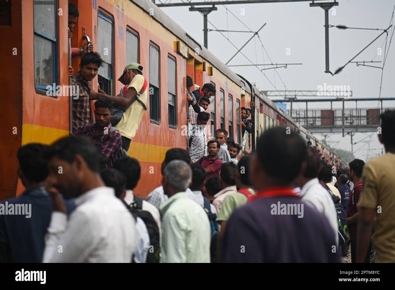 New Delhi, Delhi, India. 28th Apr, 2023. People board an overcrowded ...