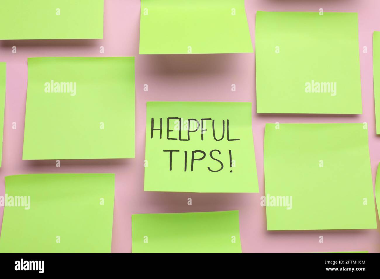 Paper note with phrase Helpful Tips on pink background Stock Photo - Alamy