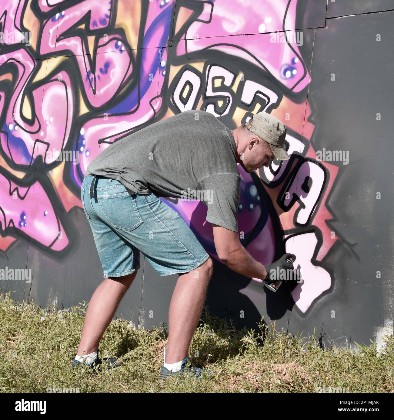 Graffity man hi-res stock photography and images - Alamy