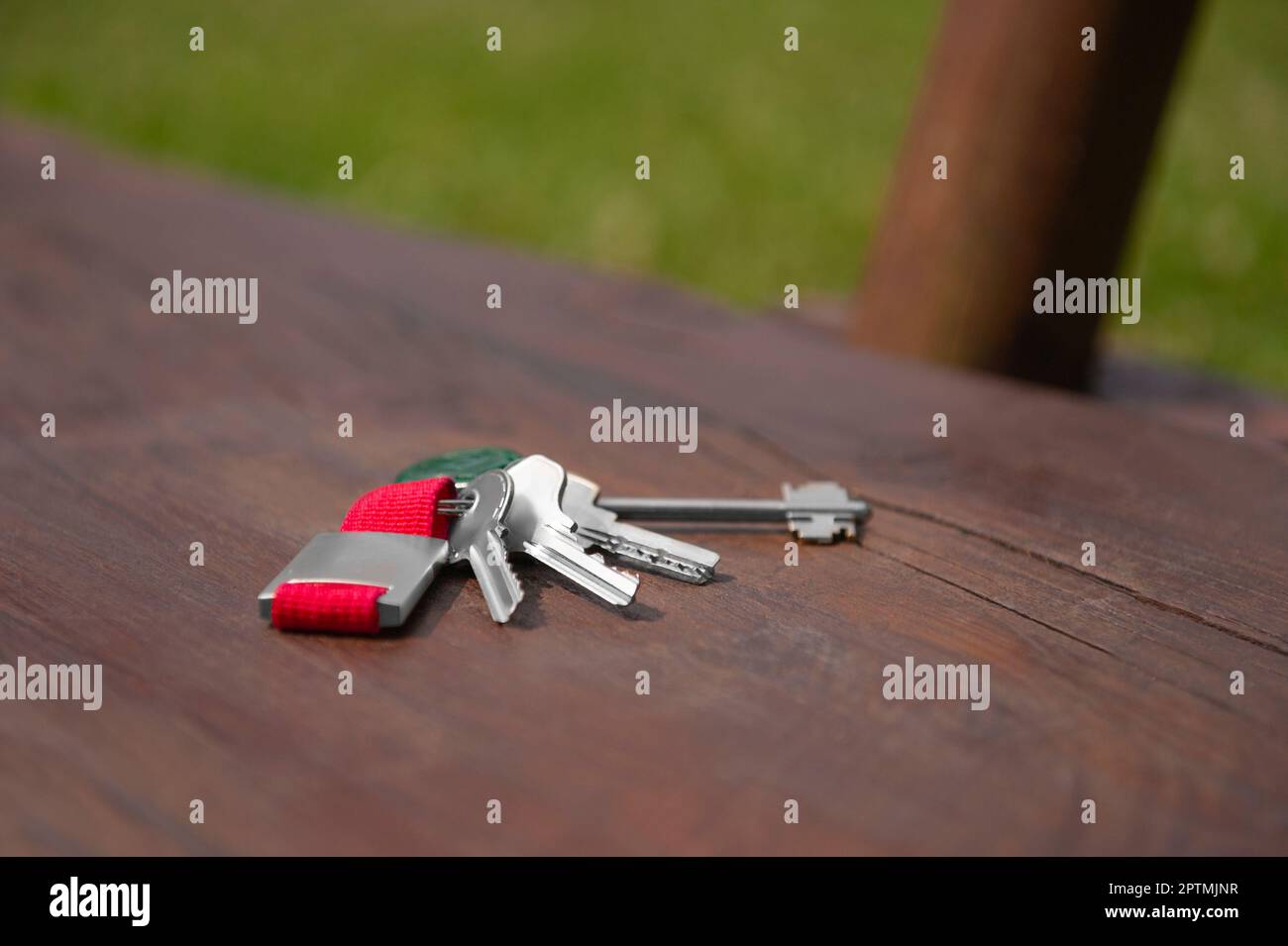 Keys forgotten on wooden bench outdoors. Lost and found Stock Photo - Alamy