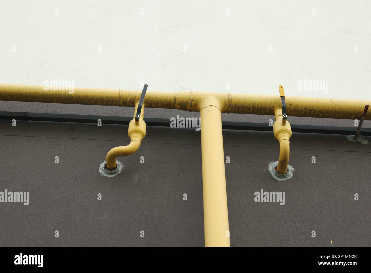 Yellow gas pipeline valves hi-res stock photography and images - Alamy