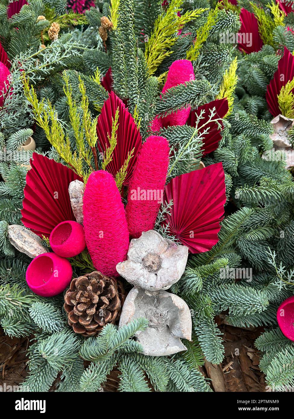 Grabgestecke werden zum Gedenken auf die Graeber plaziert. Grave ...