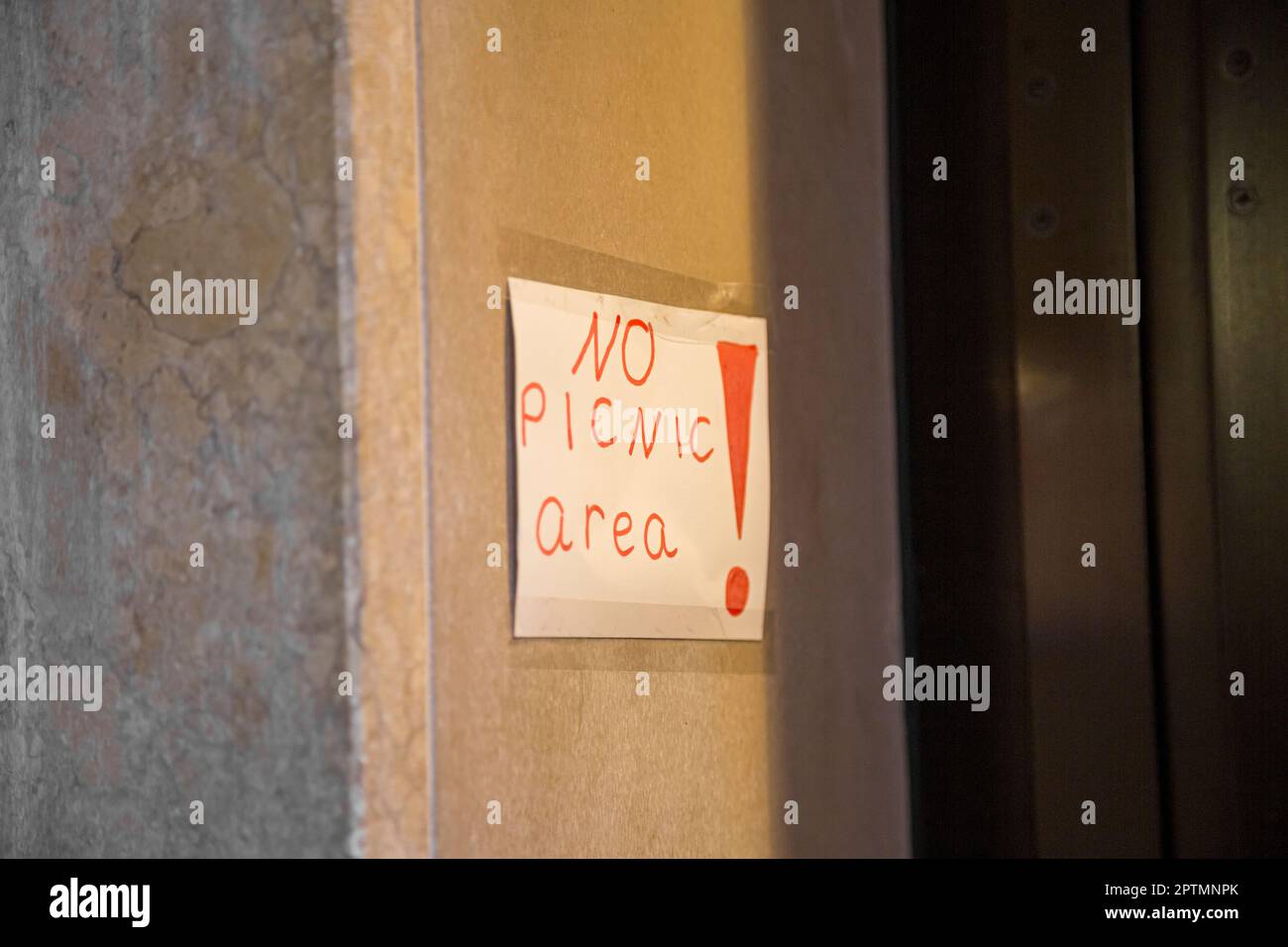 Sign outdoors in Italy that says - No Picnic Area Stock Photo - Alamy