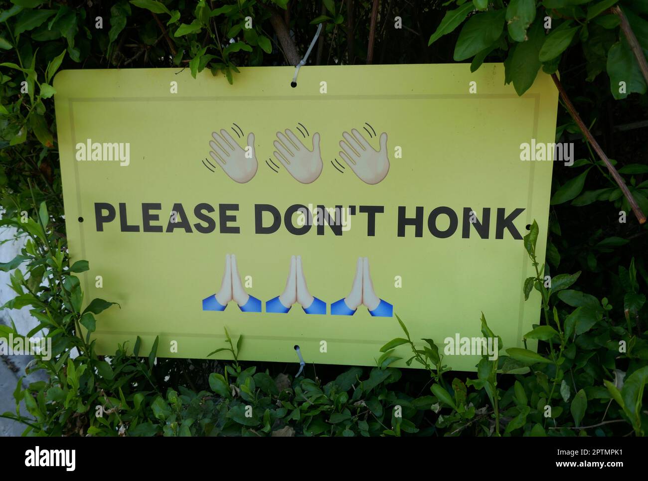 Los Angeles, California, USA 27th April 2023 Please Don't Honk Sign in ...