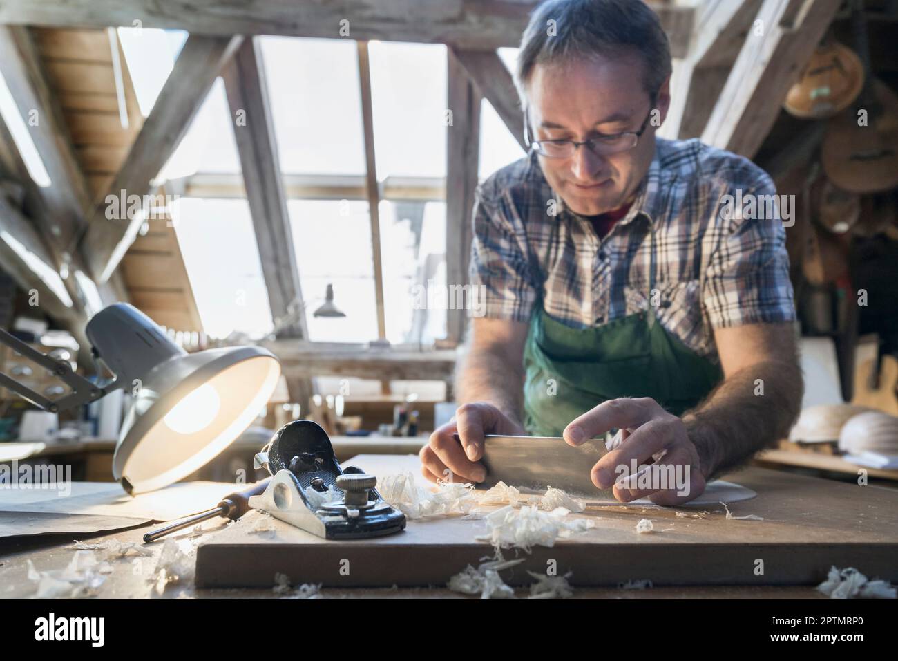 Craftsman manufacturing lute at workshop Stock Photo - Alamy