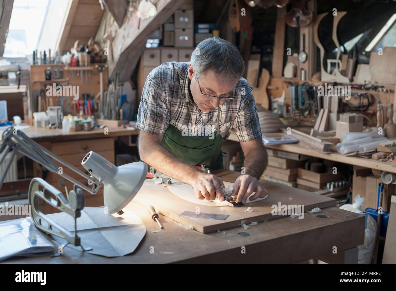Craftsman manufacturing lute at workshop Stock Photo - Alamy