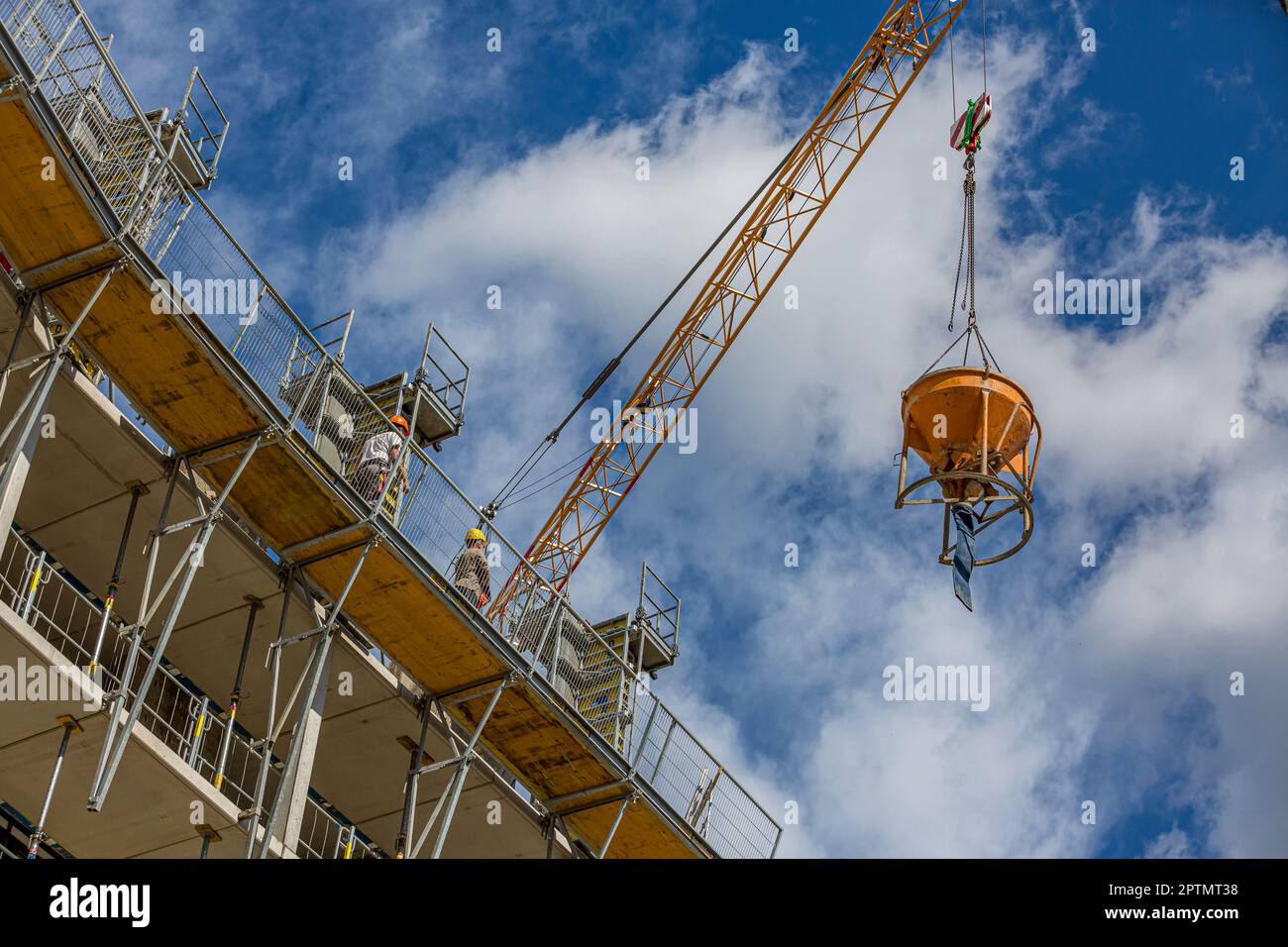 Man operating a crane hi-res stock photography and images - Alamy