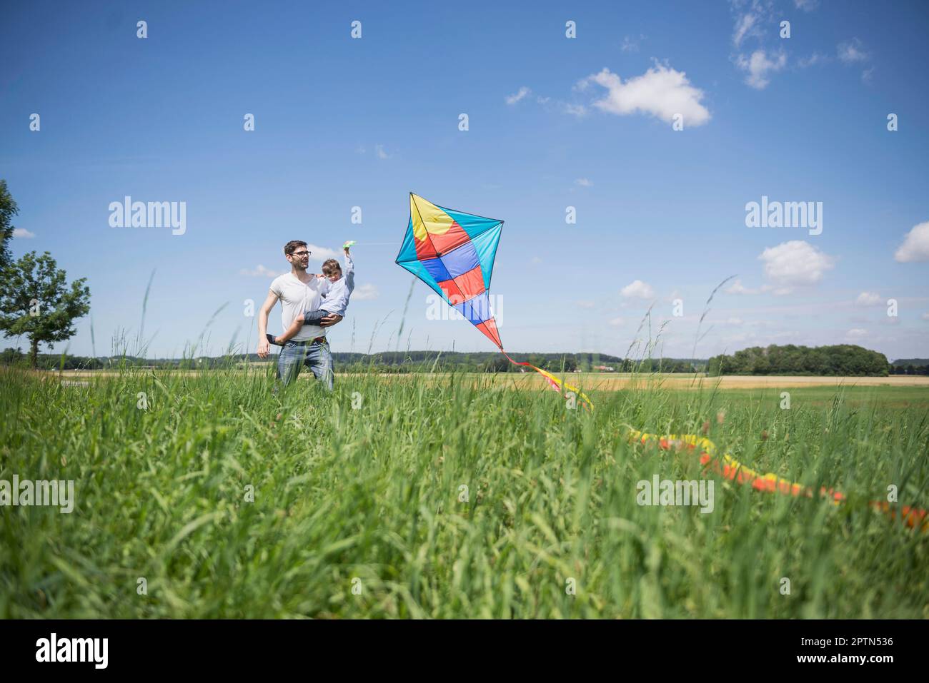 Father son flying kite hi-res stock photography and images - Alamy