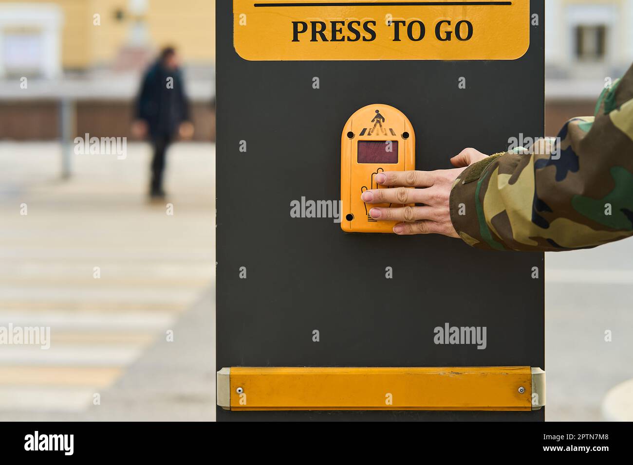 Green light on a pedestrian traffic light hi-res stock photography and ...