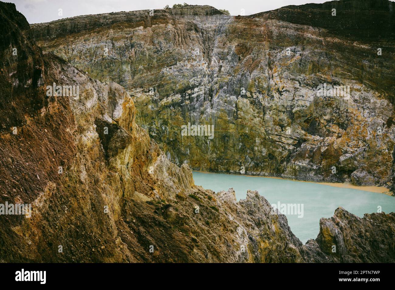 The rocky cliffs of the blue mountains hi-res stock photography and ...