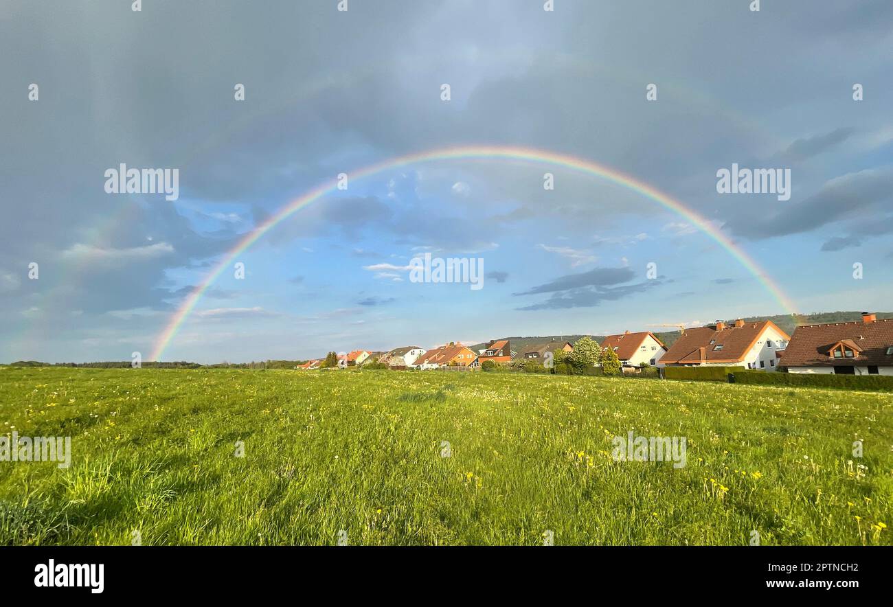 Regenbogen ist die Brechung des Sonnenlichts bei Regen in den ...