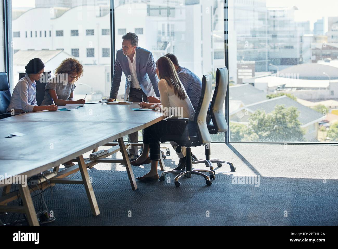 Person addressing a group hi-res stock photography and images - Alamy