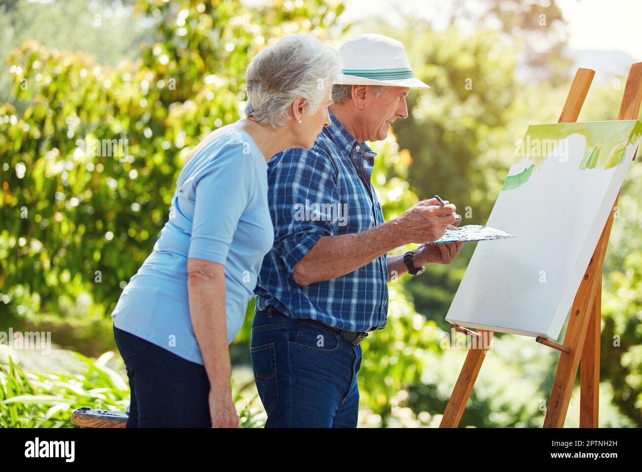 Lets get creative. a senior couple painting in the park Stock Photo - Alamy