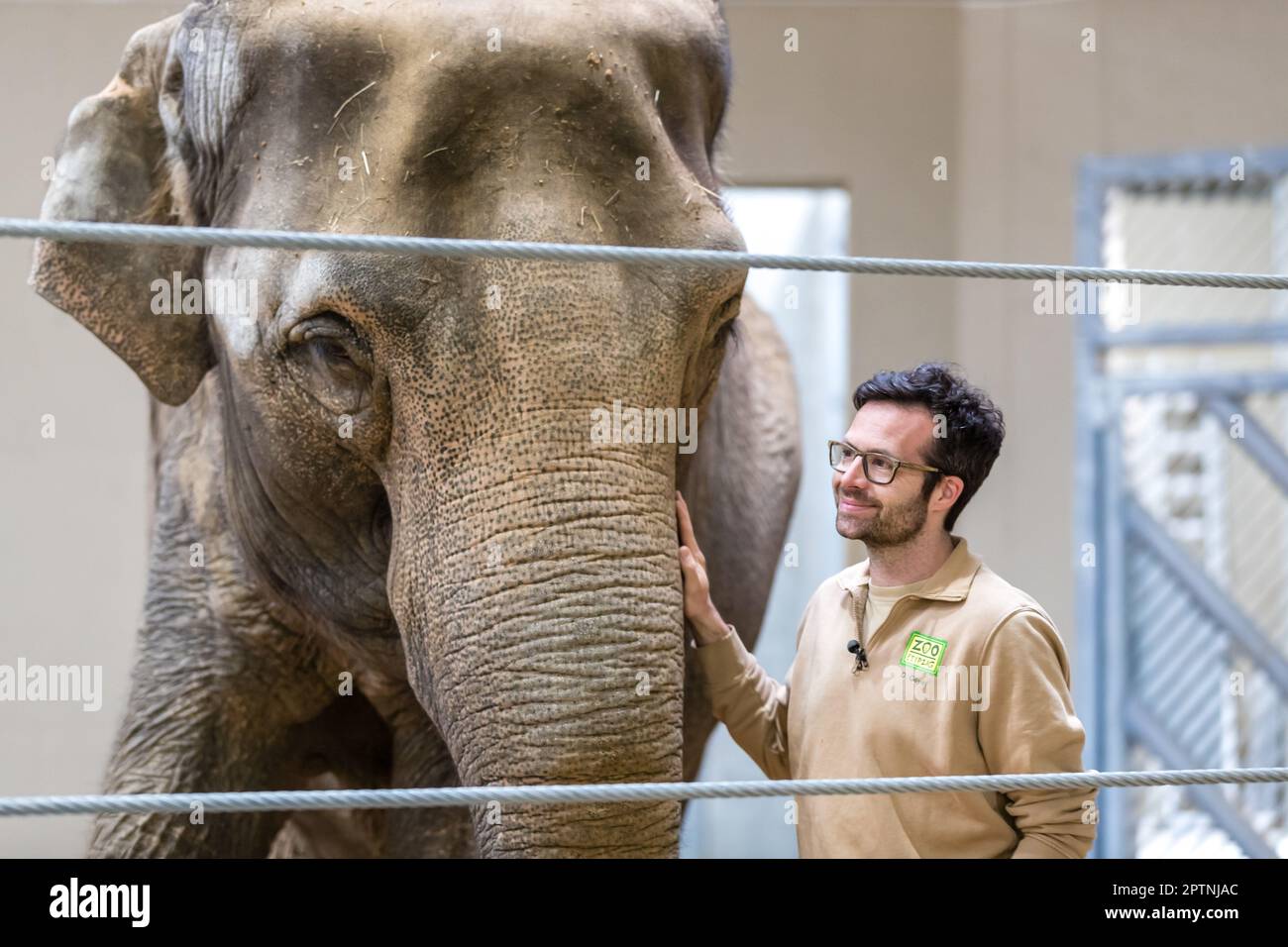 Cottbus, Germany. 28th Apr, 2023. Animal keeper Denny Geyer, previous ...