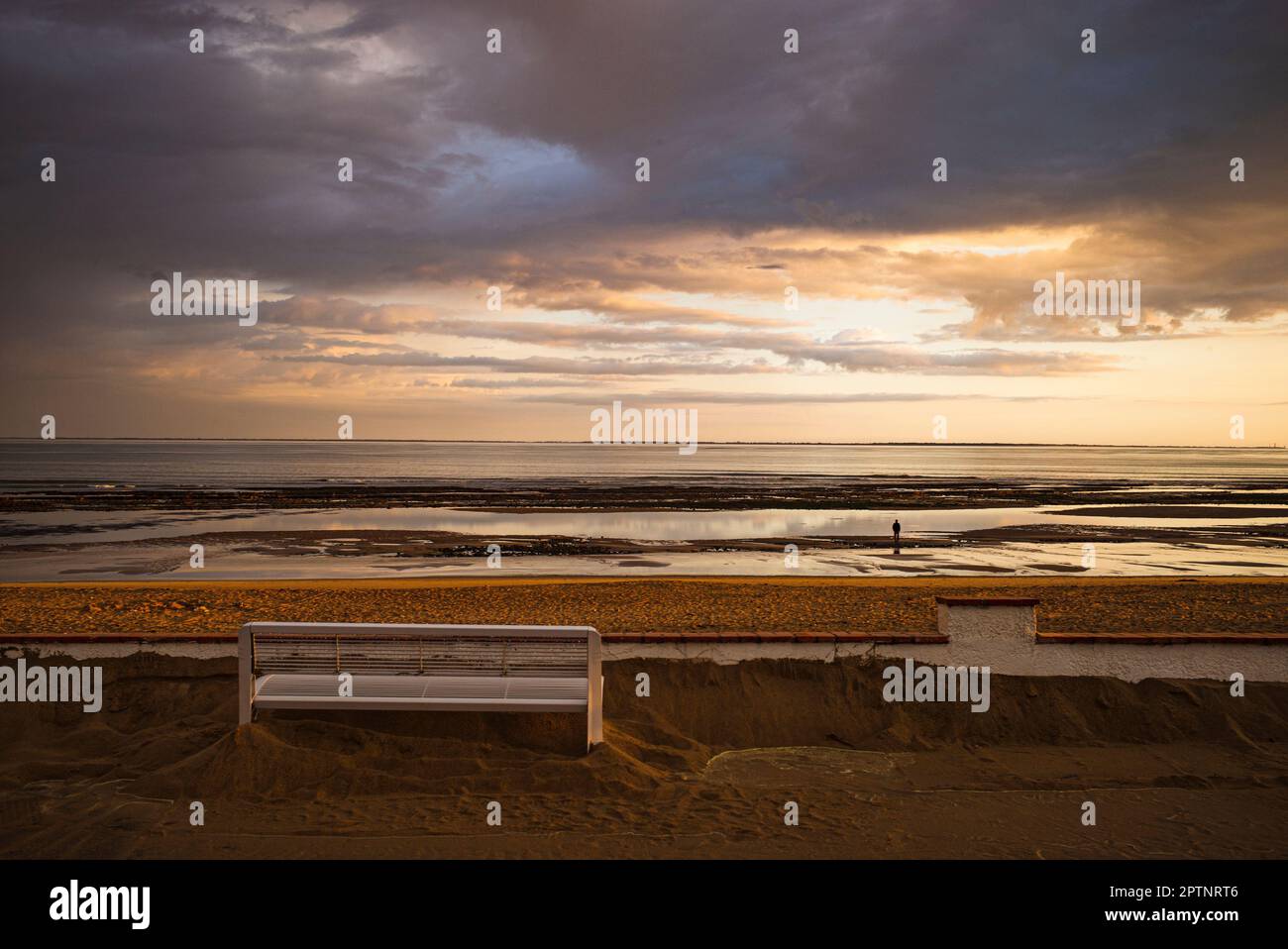 Empty bank hi-res stock photography and images - Alamy