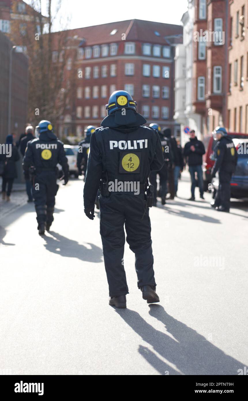 Cop in riot gear uniform hi-res stock photography and images - Alamy