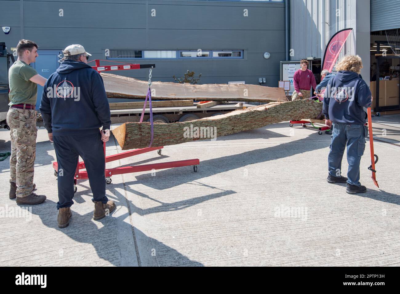 Unloading logs using 2000k hydraulic workshop crane hoist lift stands ...