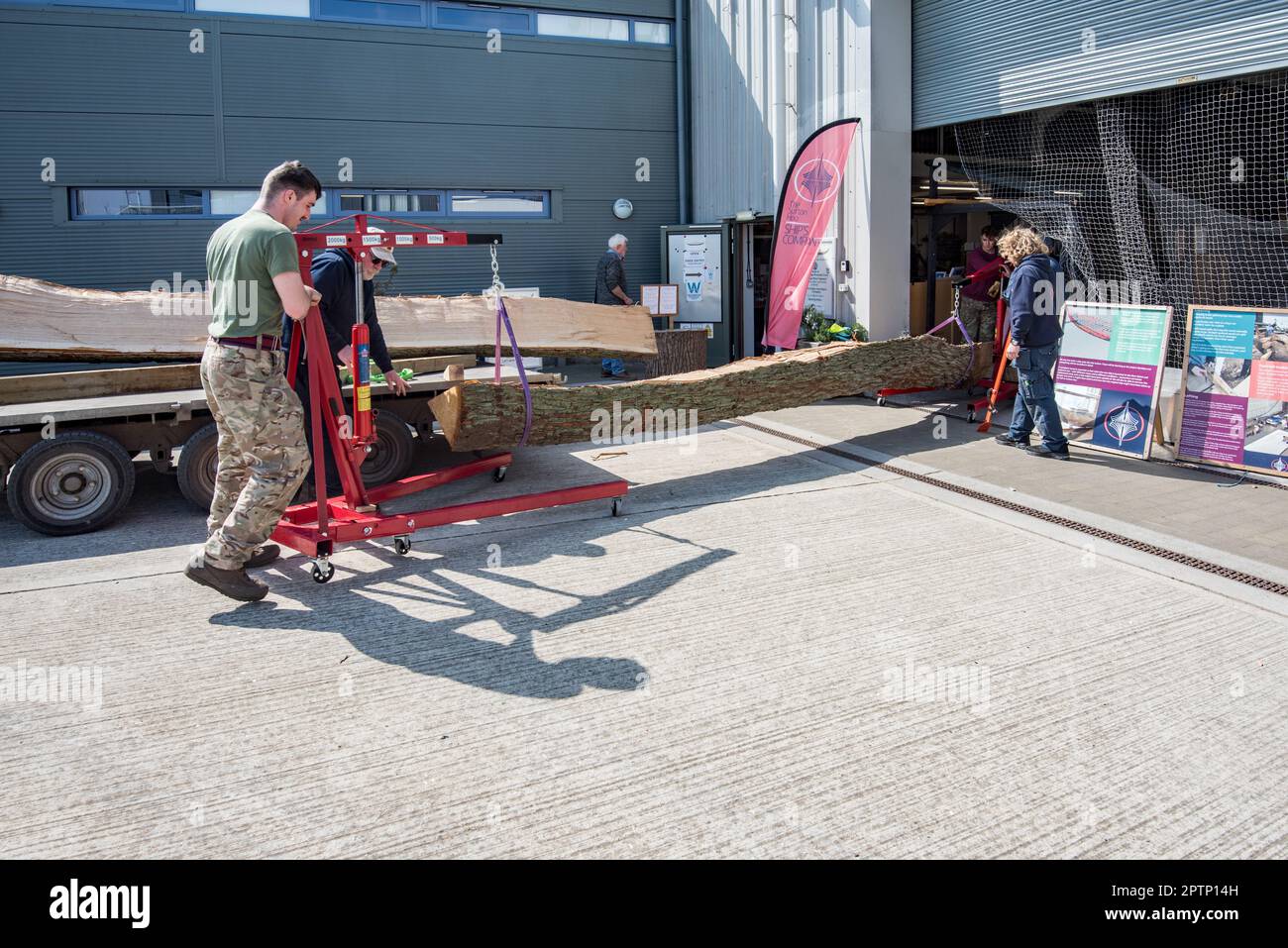 Unloading logs using 2000k hydraulic workshop crane hoist lift stands ...