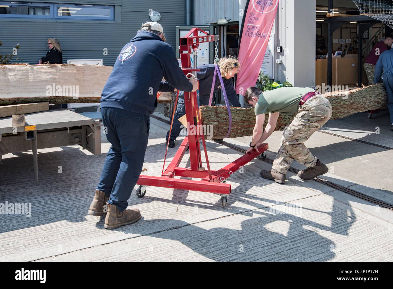 2000k hydraulic workshop crane hoist hi-res stock photography and ...