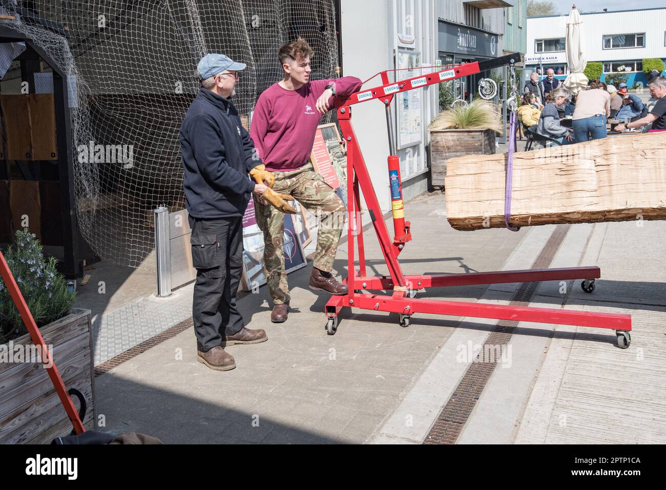 2000k hydraulic workshop crane hoist hi-res stock photography and ...