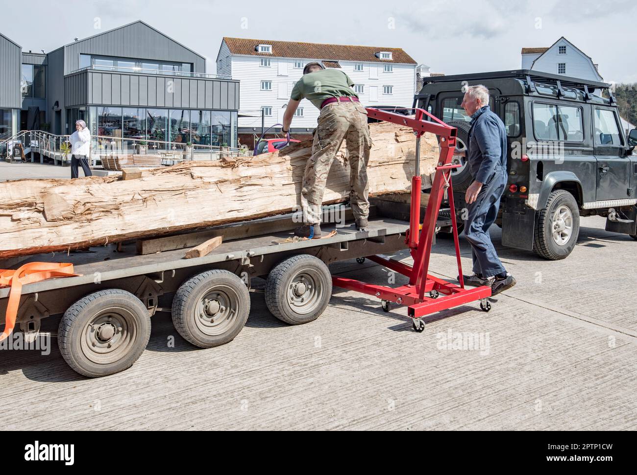 Unloading logs using 2000k hydraulic workshop crane hoist lift stands ...