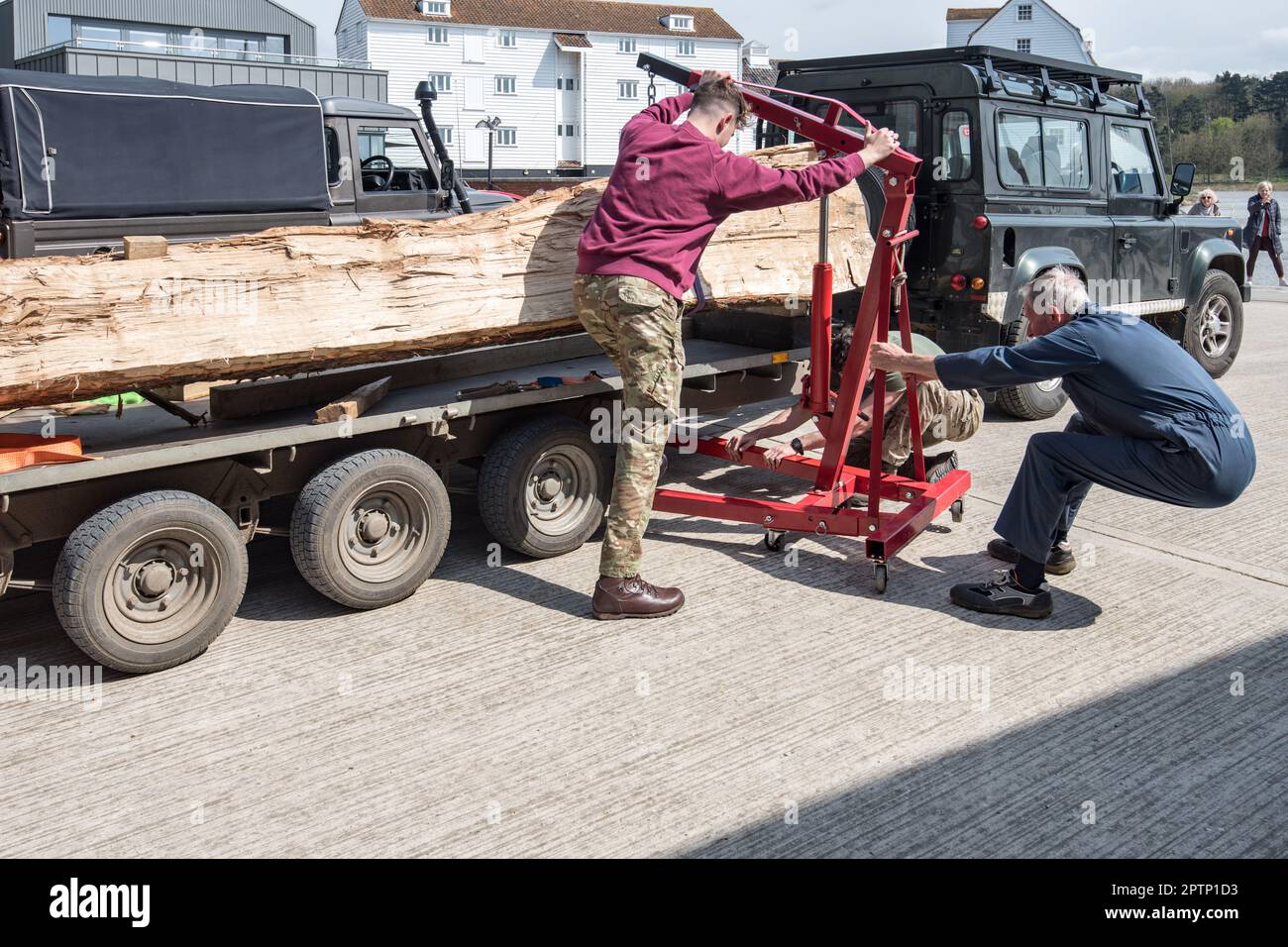 Unloading logs using 2000k hydraulic workshop crane hoist lift stands ...