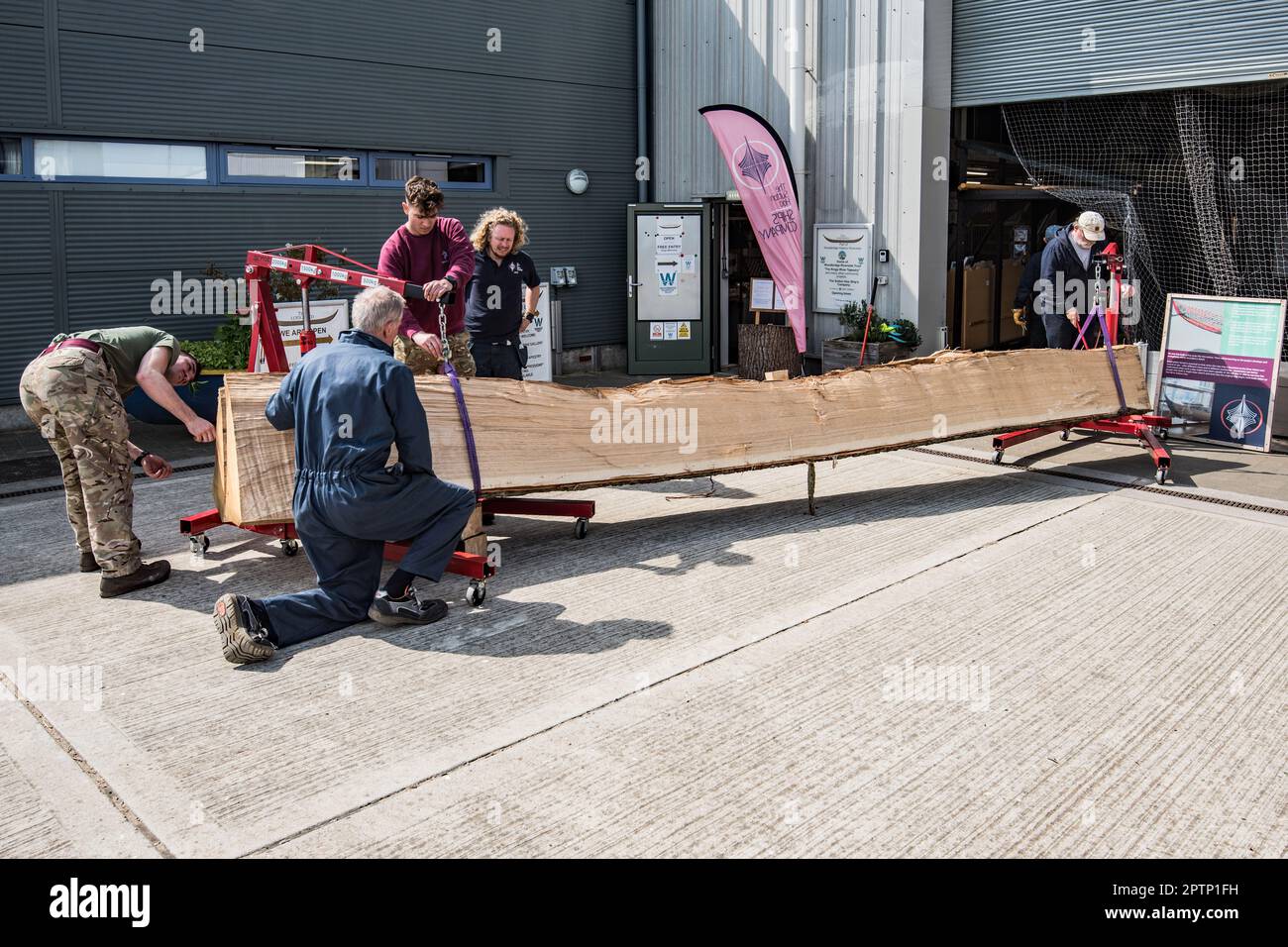 Unloading logs using 2000k hydraulic workshop crane hoist lift stands ...