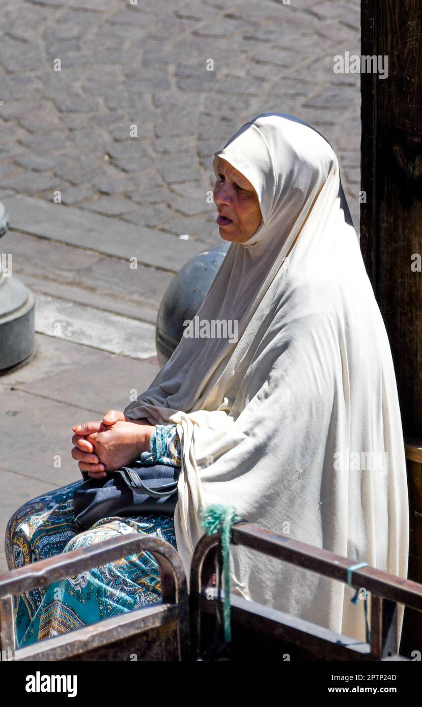 Moroccan woman praying Stock Photo - Alamy