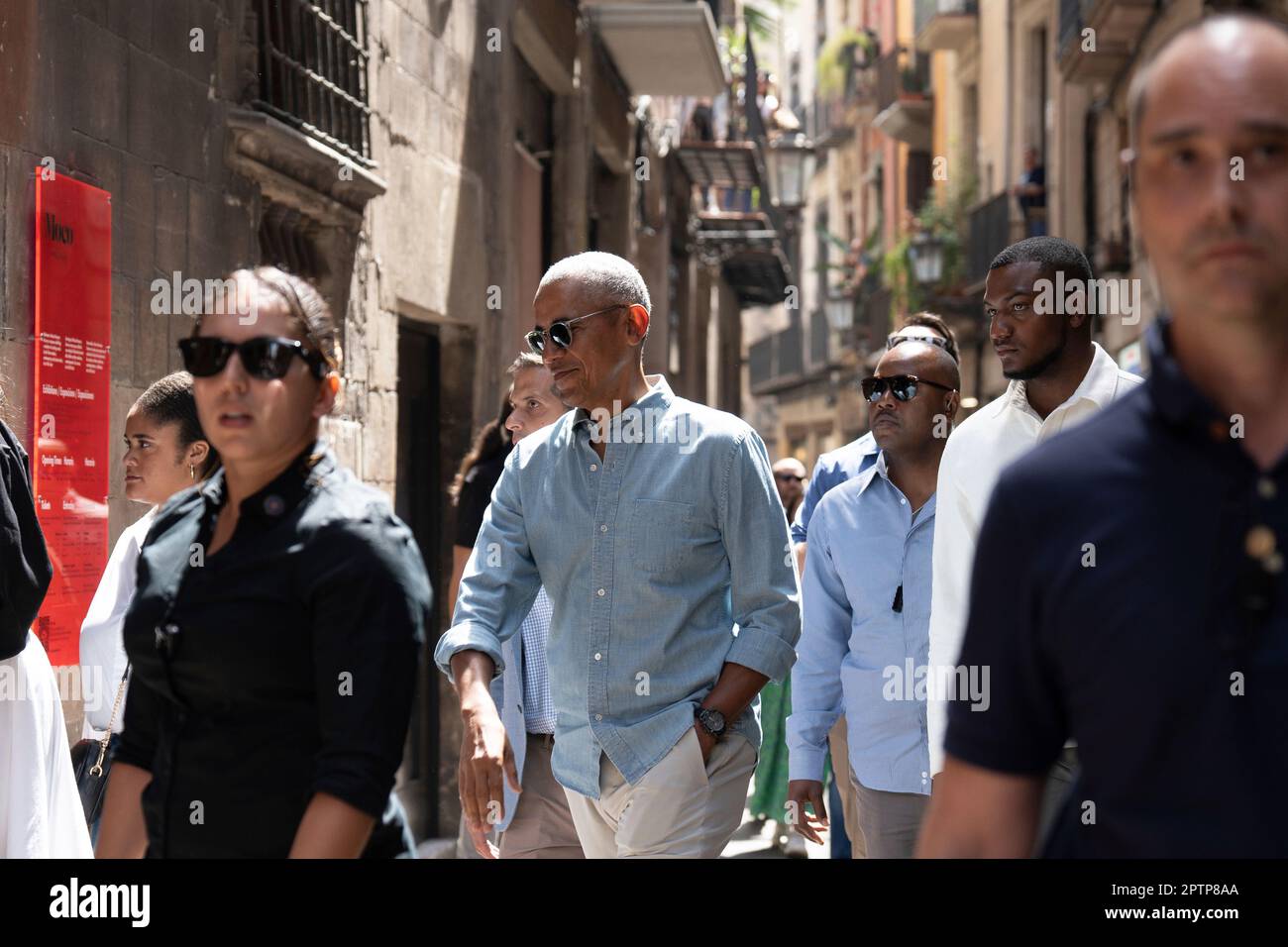 Former U.S. President Barack Obama (c) walks through the streets of ...
