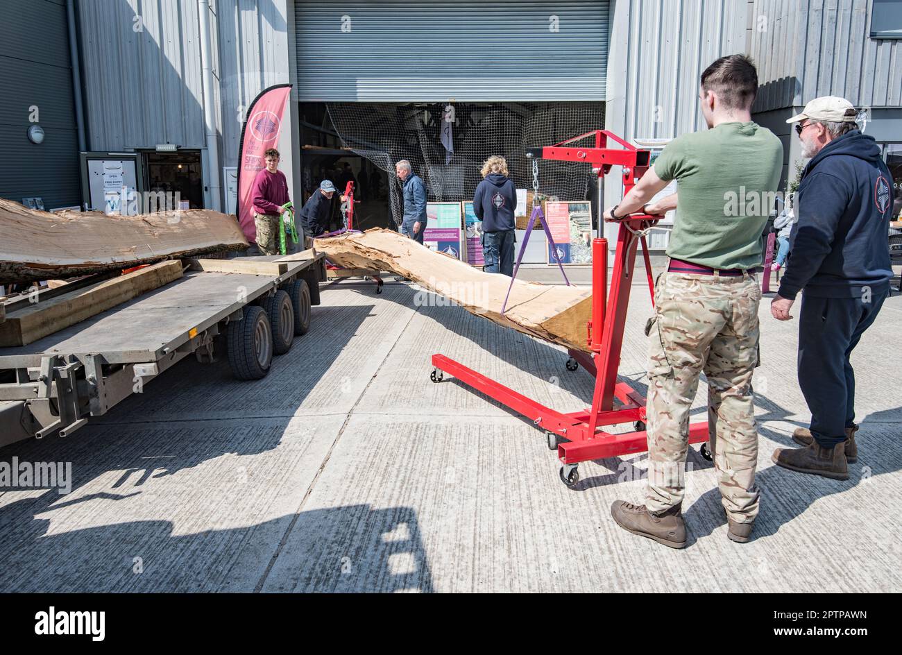 2000k hydraulic workshop crane hoist hi-res stock photography and ...