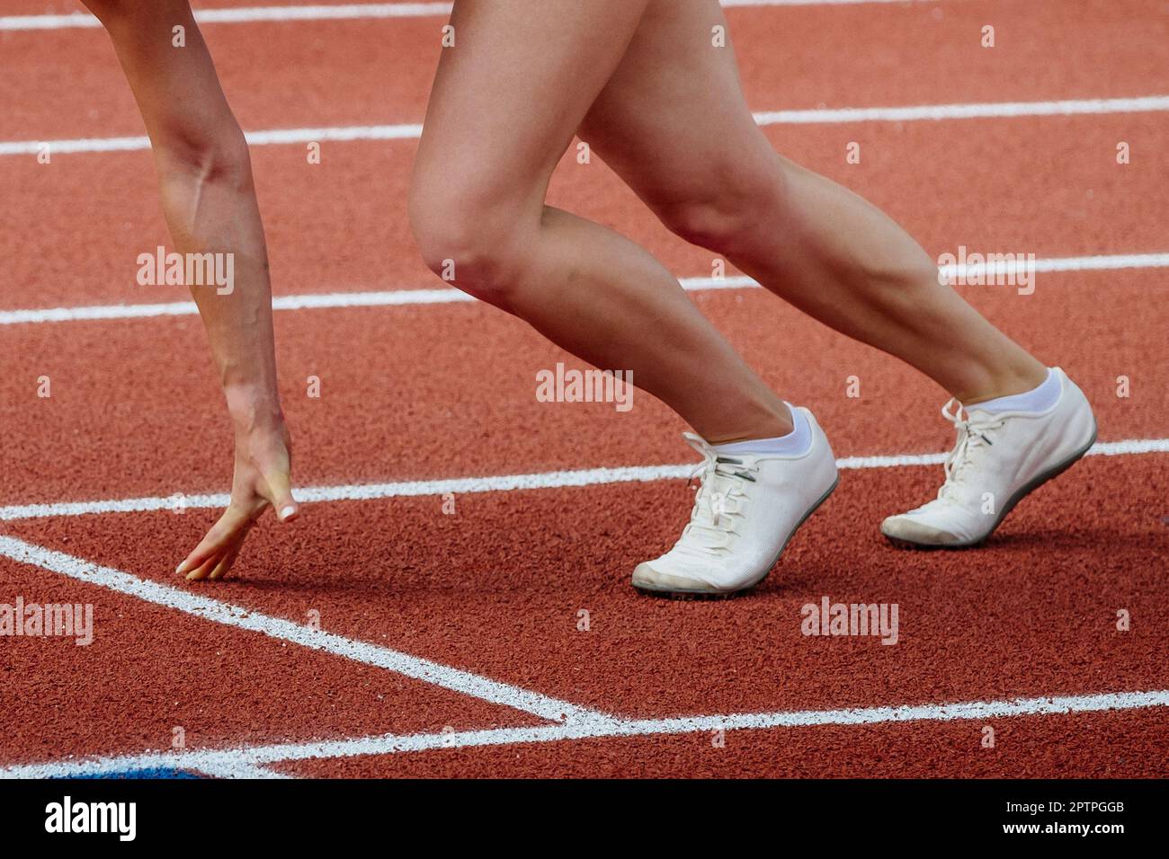 Female athlete at the starting line hi-res stock photography and images ...