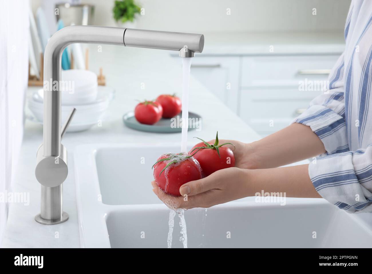 Washing tomatoes in running water hi-res stock photography and images ...
