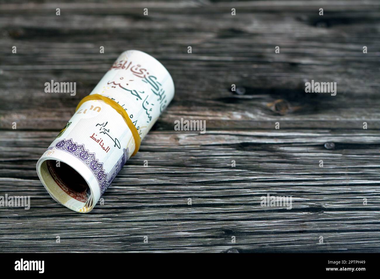 200 LE two hundred Egyptian pounds banknote series 2022 features Qani ...