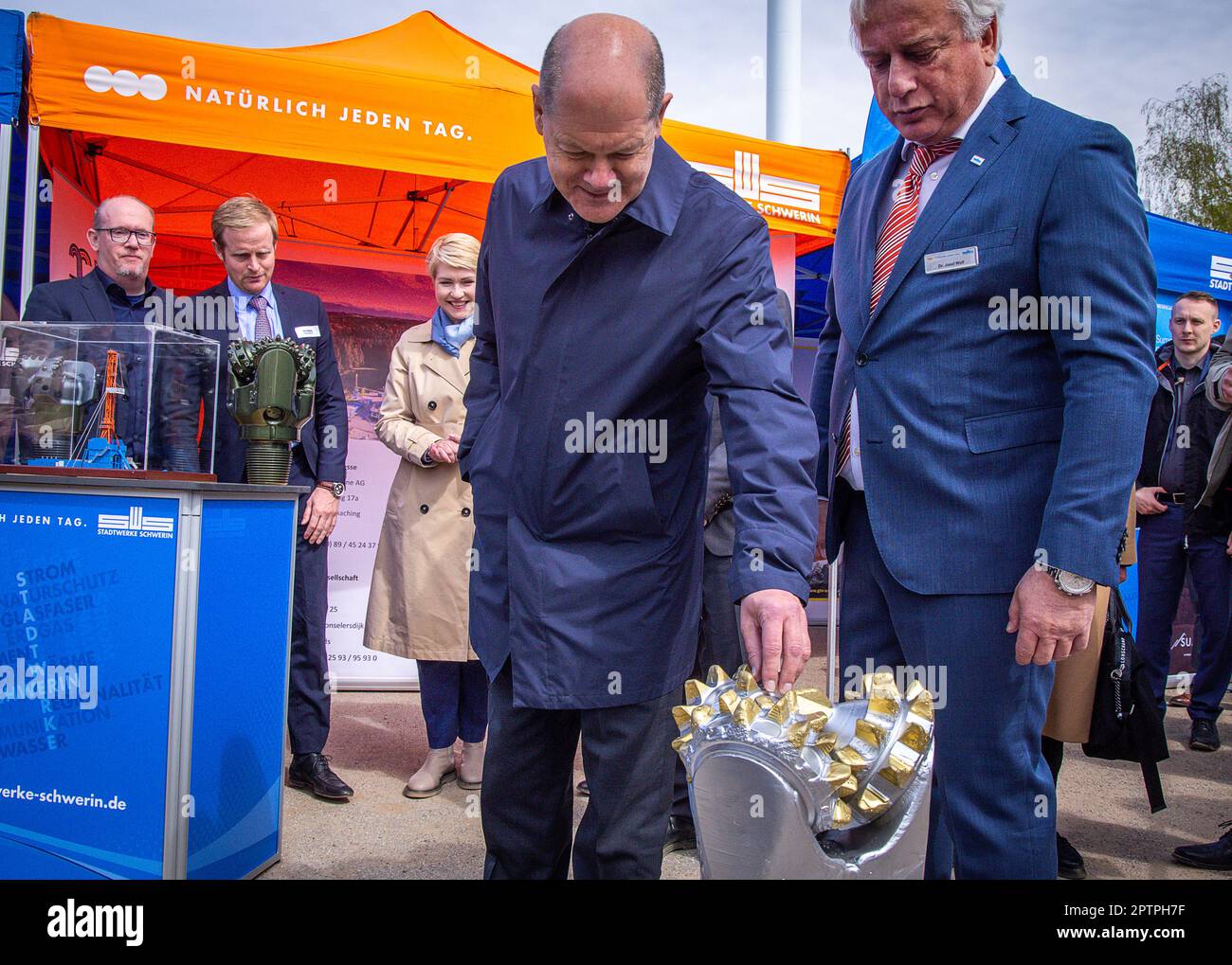 Schwerin, Germany. 28th Apr, 2023. Chancellor Olaf Scholz (l, SPD ...