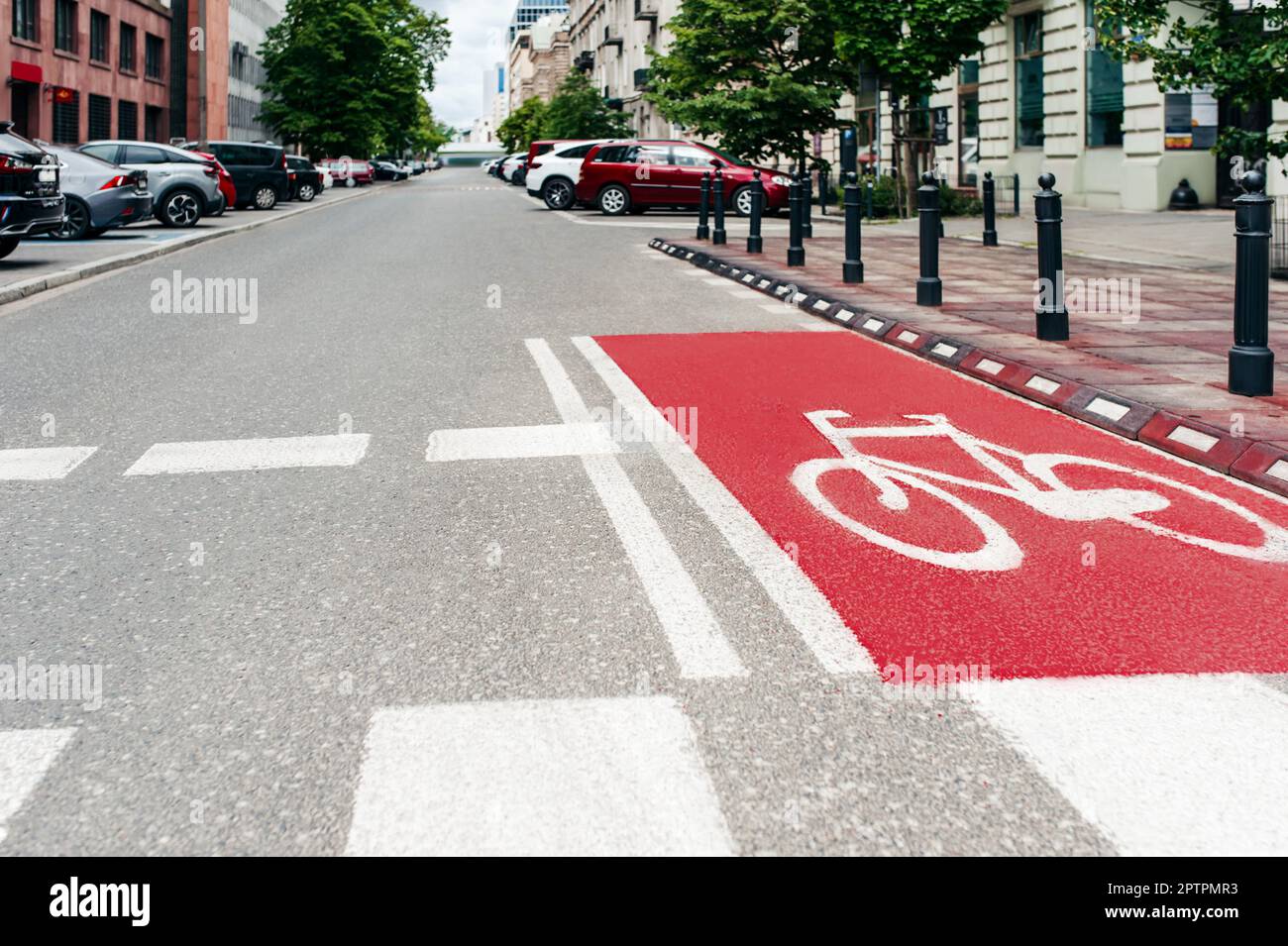 White lines paved bicycle hi-res stock photography and images - Alamy