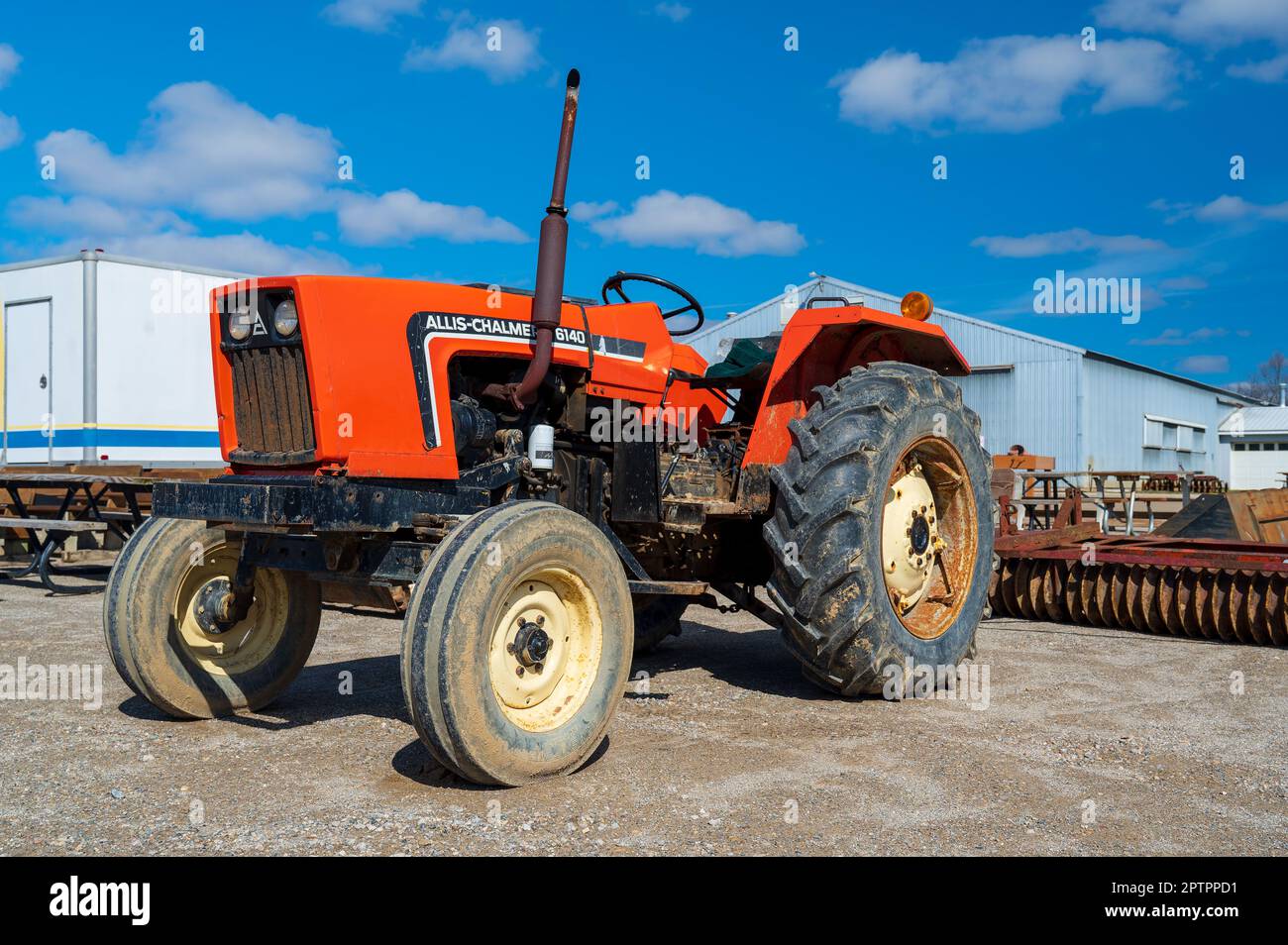 Antique row crop tractor hi-res stock photography and images - Alamy