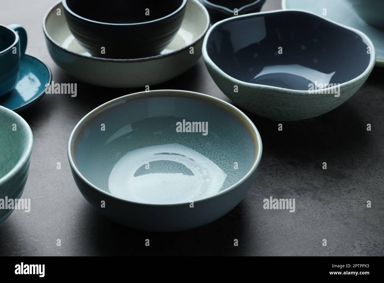 Empty bowls hi-res stock photography and images - Alamy