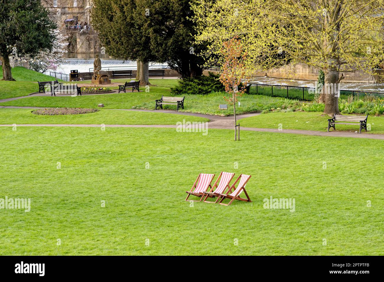 Enjoying the Parade Gardens Park in Bath Spa - Bath, Somerset, England ...