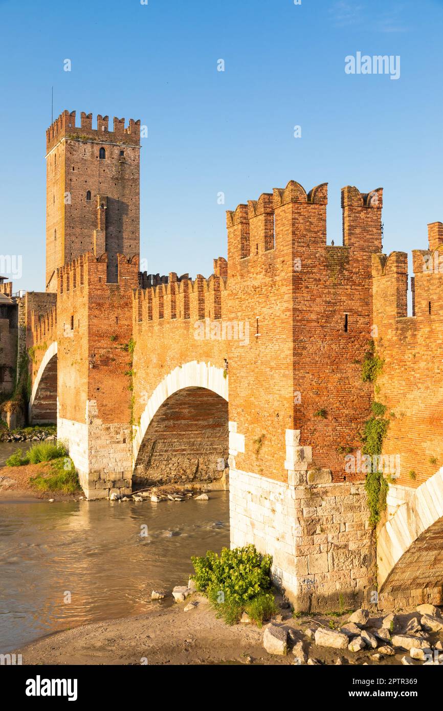 Verona, Italy. Castelvecchio bridge on Adige river. Old castle ...
