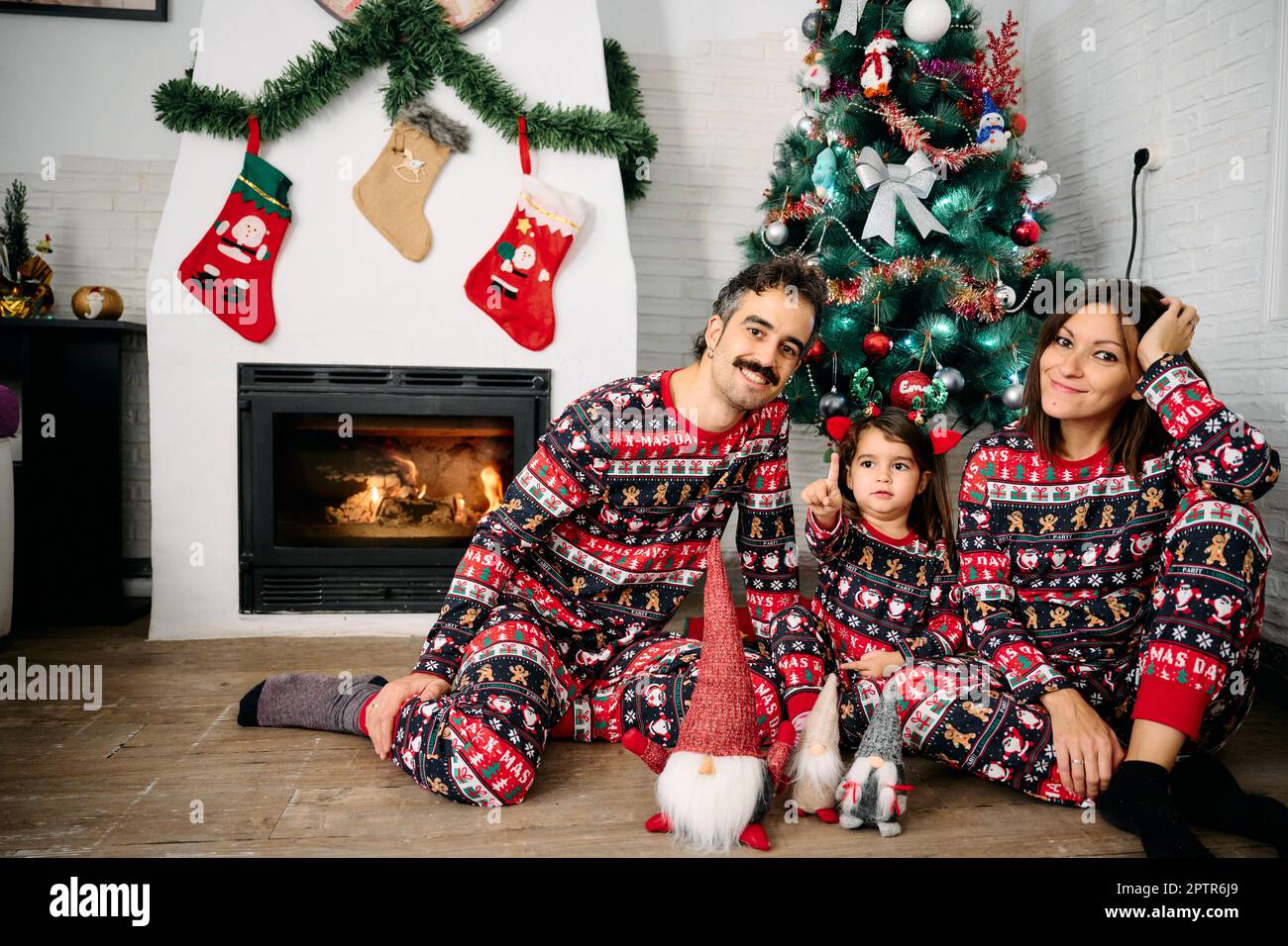 Young family wearing matching hi-res stock photography and images - Alamy