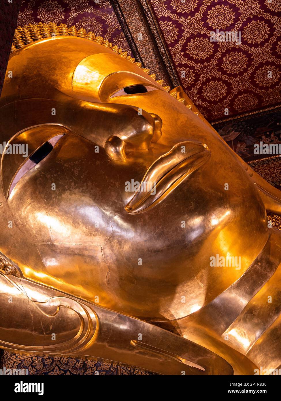 A stunning close-up of the head of the golden Reclining Buddha at Wat ...