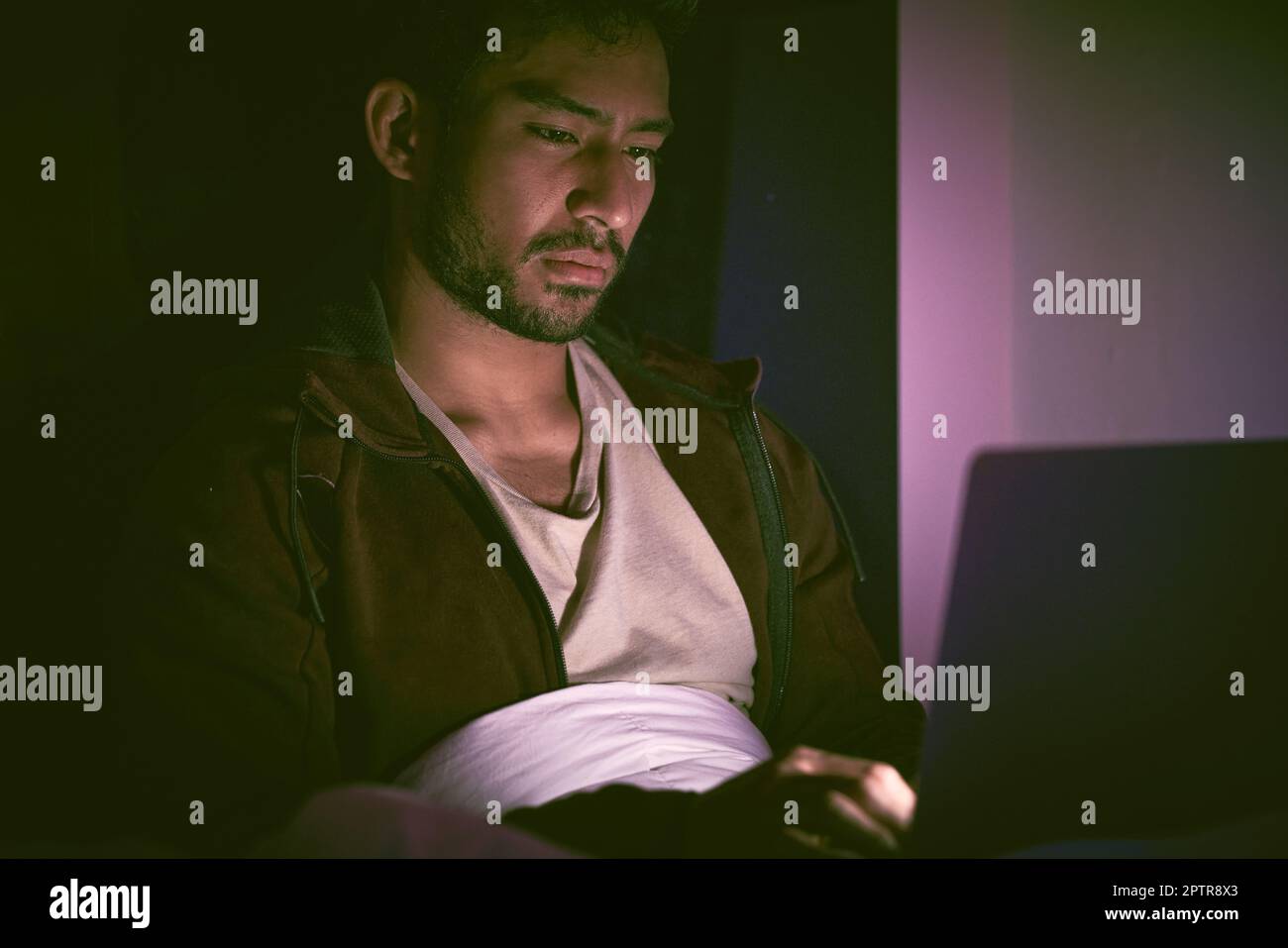 Dark laptop search alone hi-res stock photography and images - Alamy