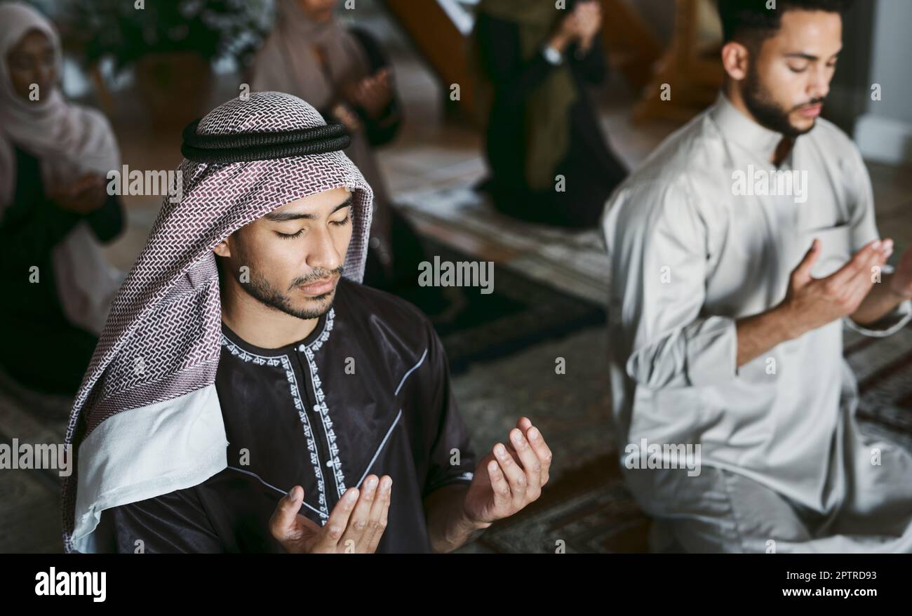 Young people worshipping together hi-res stock photography and images - Alamy