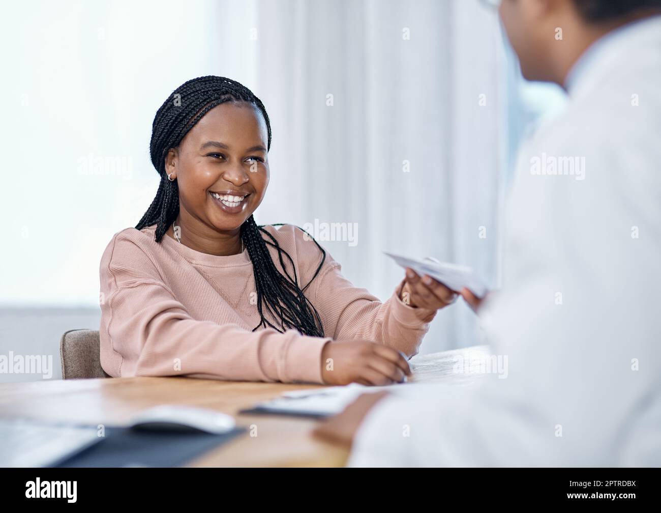 Doctor giving patient note hi-res stock photography and images - Alamy