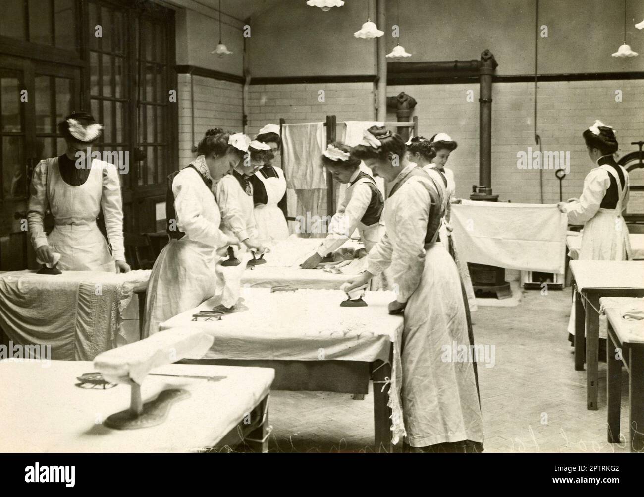 Women work 1910 home hi-res stock photography and images - Alamy