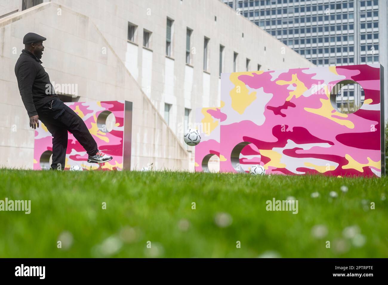 Bonn, Germany. 28th Apr, 2023. A museum employee shoots at the ...