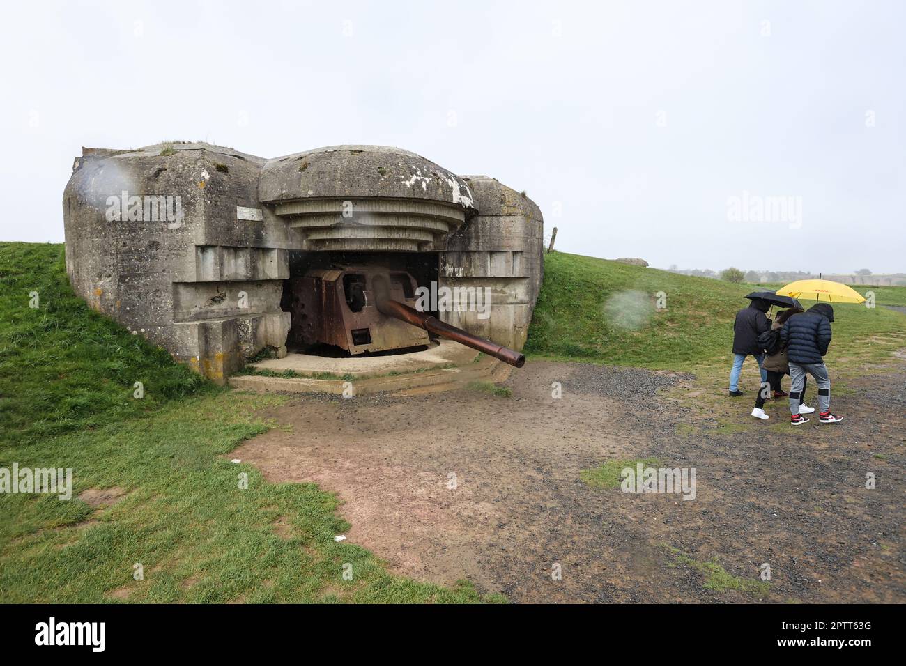 Normandy german defences defence gun cannon hi-res stock photography ...