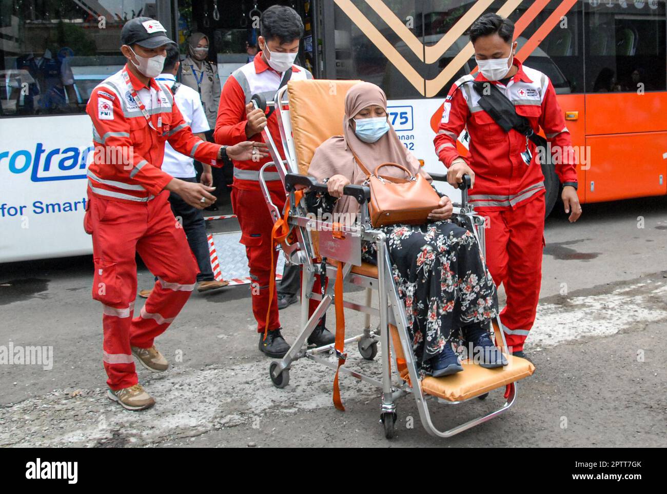Jakarta, Indonesia. 28th Apr, 2023. Indonesian Red Cross members help a ...