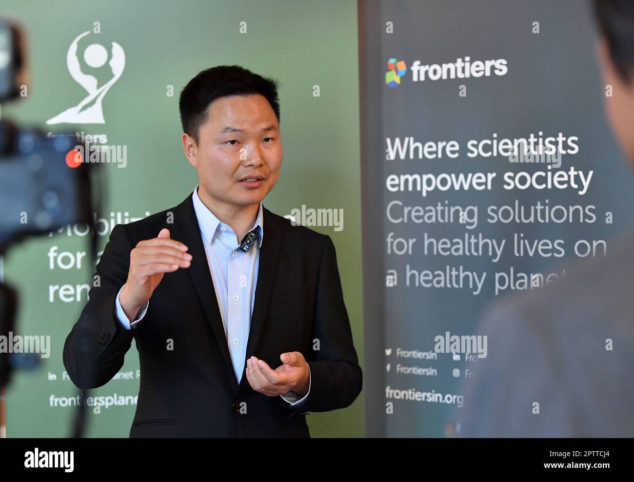 (230428) -- MONTREUX, April 28, 2023 (Xinhua) -- Professor Gu Baojing ...